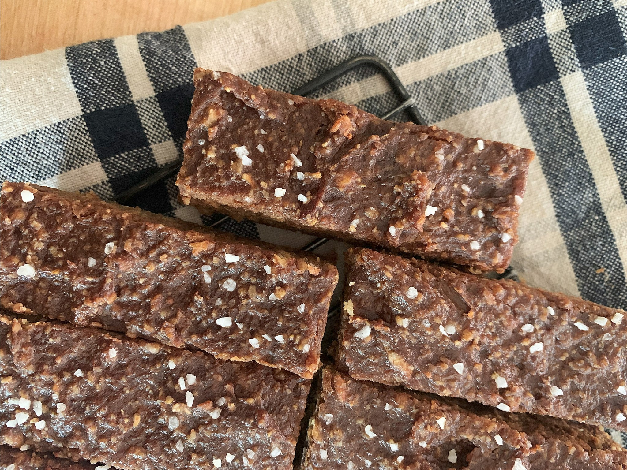 Healthy 6-Ingredient Date Bar Recipe (Homemade Lärabar) – Simple Little ...